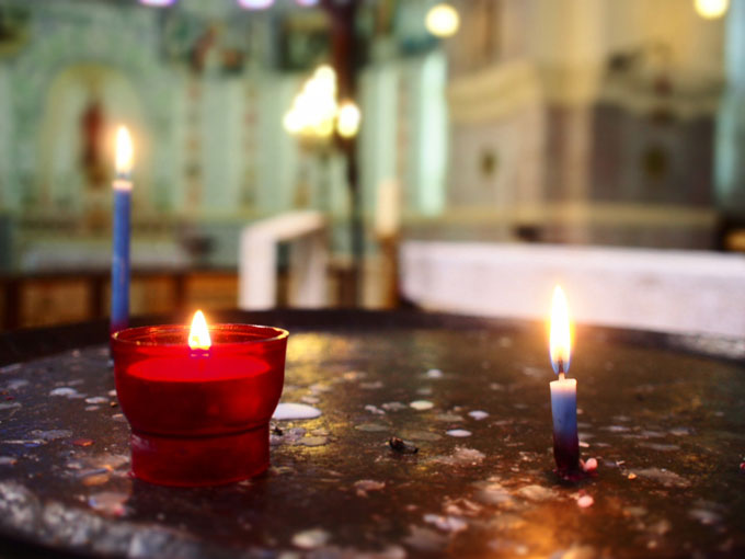 Prier et allumer un cierge - Basilique Notre-Dame d'Afrique